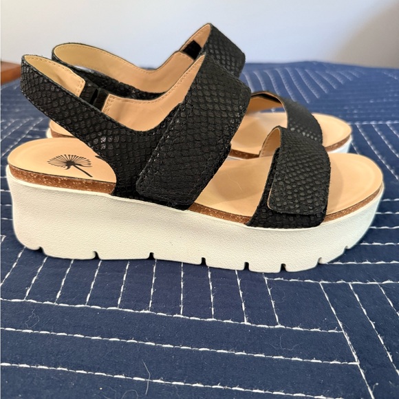 OTBT | Shoes | Otbt Black And White Sporty Sandals With Platform Soles ...